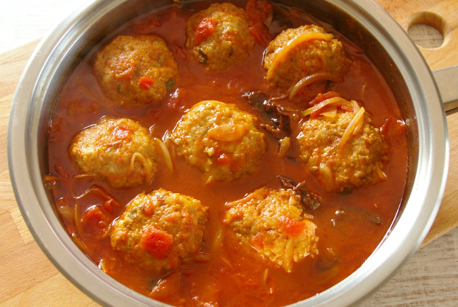 Pulpety w sosie pomidorowo-śliwkowym. Kufteh.