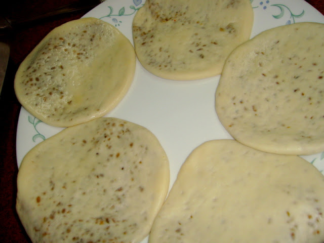 Khasta Kachori / Crispy bread stuffed with spicy lentils