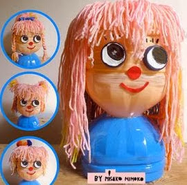 MUÑECA CON BOTELLAS DE PLASTICO