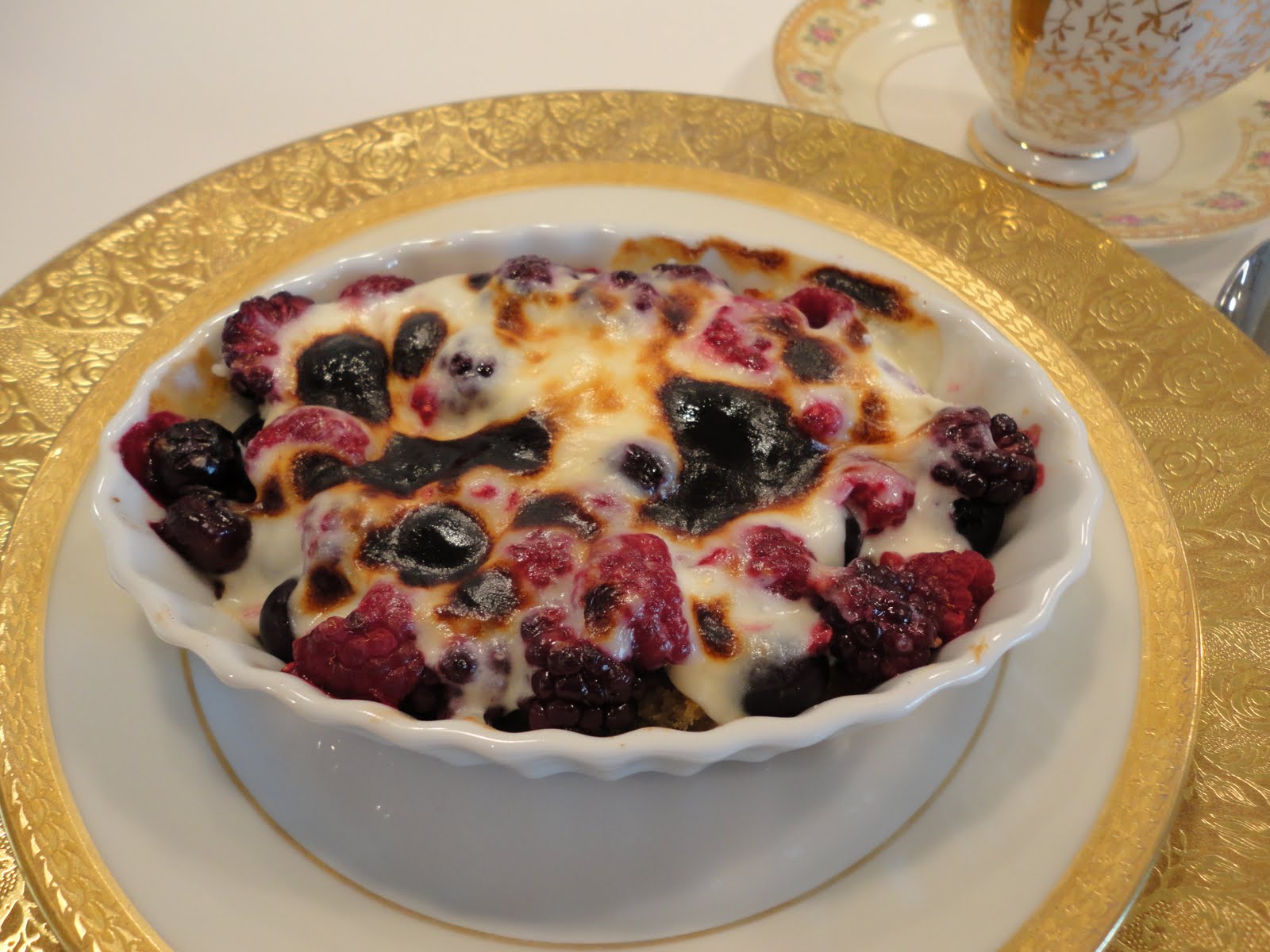 Mystery Lovers' Kitchen: Fruit au gratin - delish!