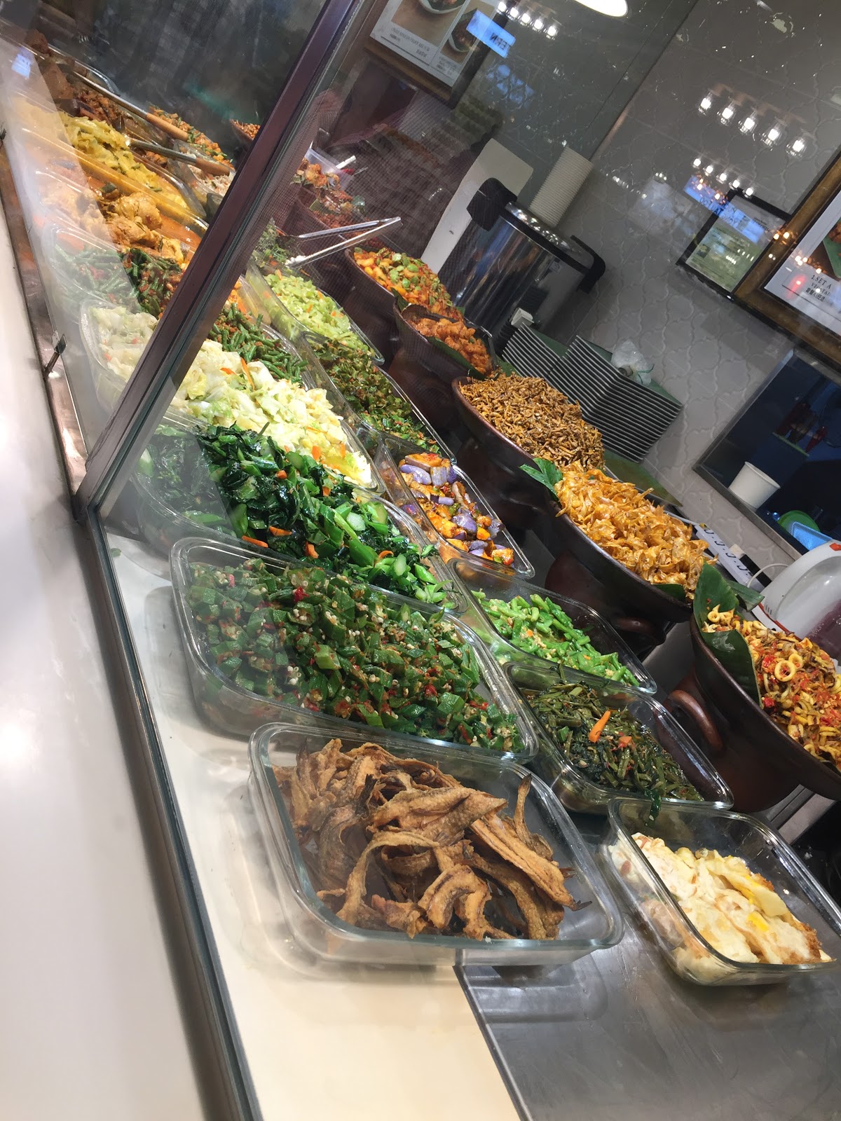 CURRY AND SPICE: PALONG DHONEPATA MURGI [CHICKEN WITH SPINACH & CORIANDER]