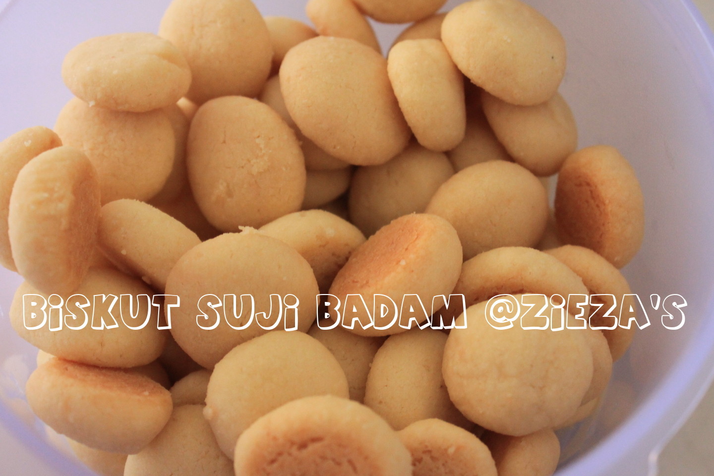 Mostly Desserts: Biskut Suji Badam