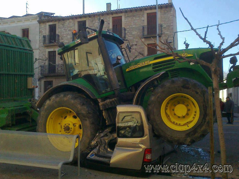 Tractors - Farm Machinery: John Deere Accident