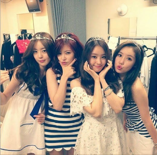 SECRET groups up for a picture ahead of comeback