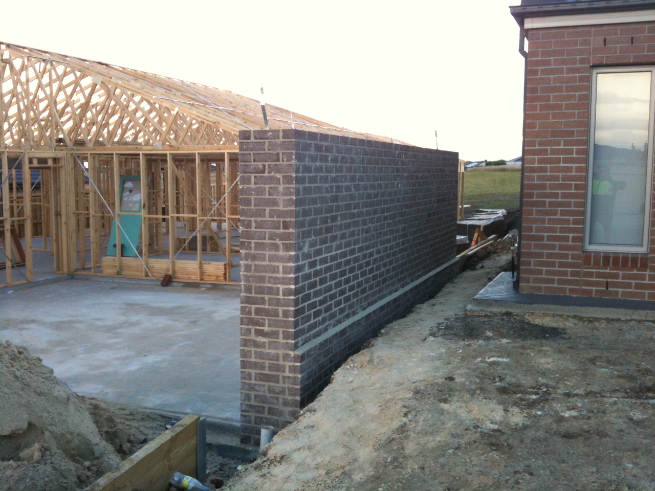 Steve & Mel's Henley 'Cooper' Build.: Garage Wall/Part retaining wall ...
