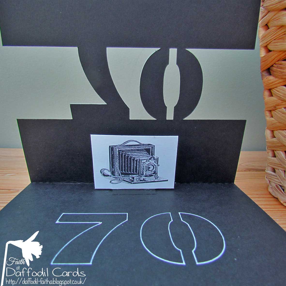 Daffodil Cards: 70 cut card