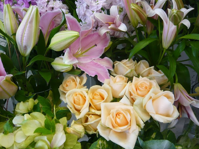 Lee Caroline - A World of Inspiration: My Art and Milly's Flowers''