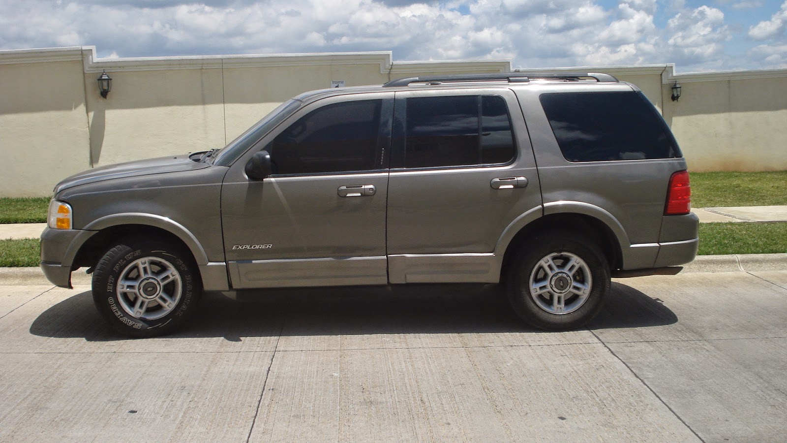 IMPORTMYM: FORD EXPLORER XLT 4X4 2002