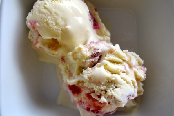 nine.ate.seven: strawberry oreo ice cream