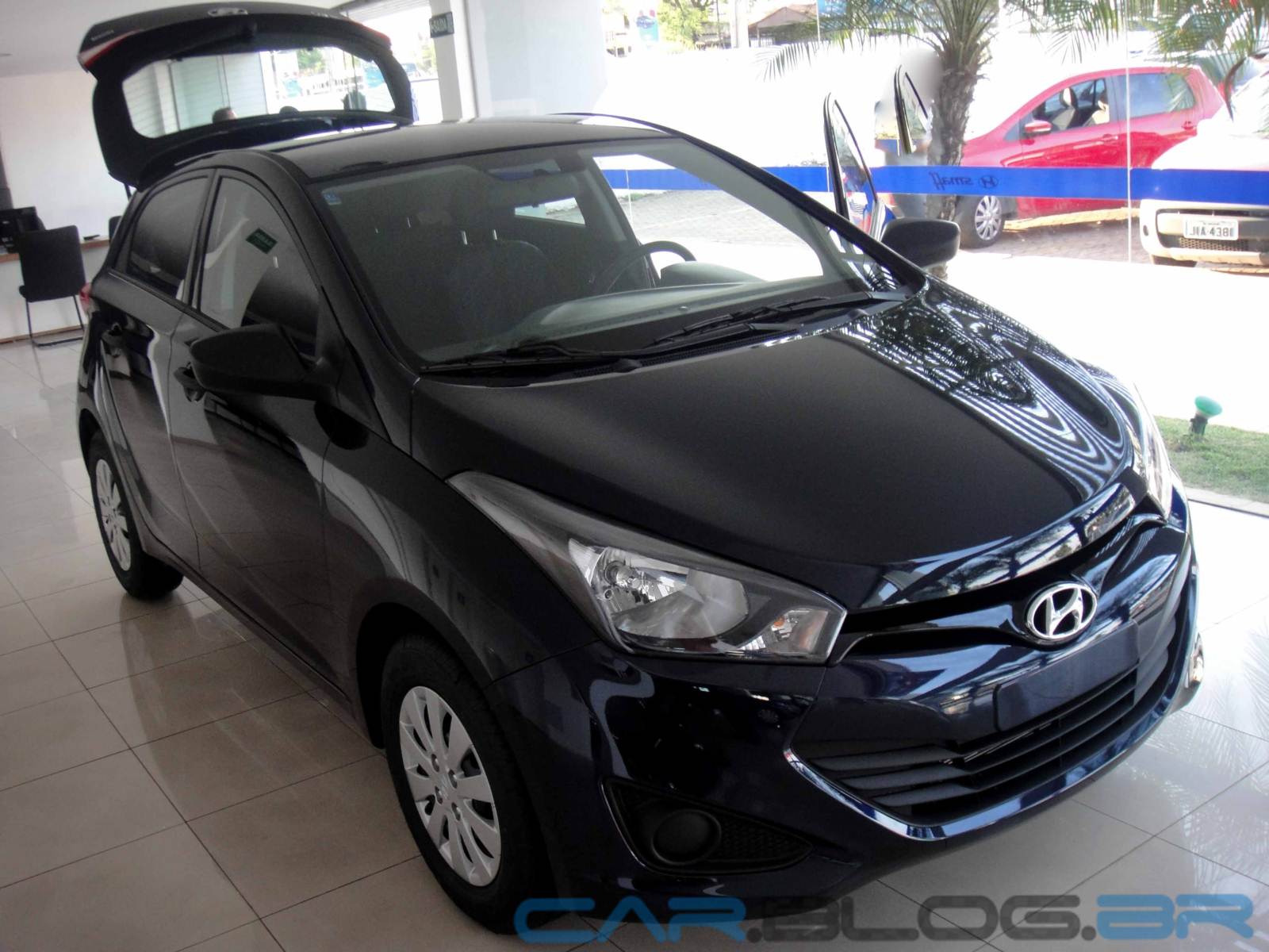 Hyundai HB-20 na cor Azul Ocean perolizada
