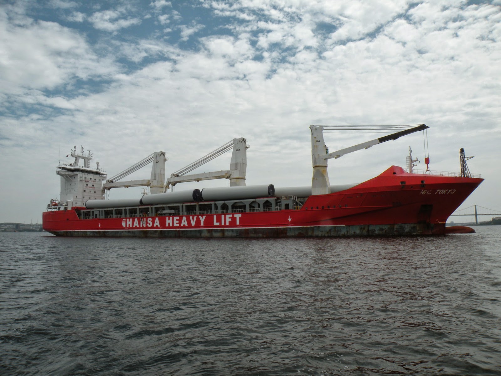 Capnkens Blog: HEAVY LIFT VESSEL HHL TOKYO IN BASIN ANCHORAGE