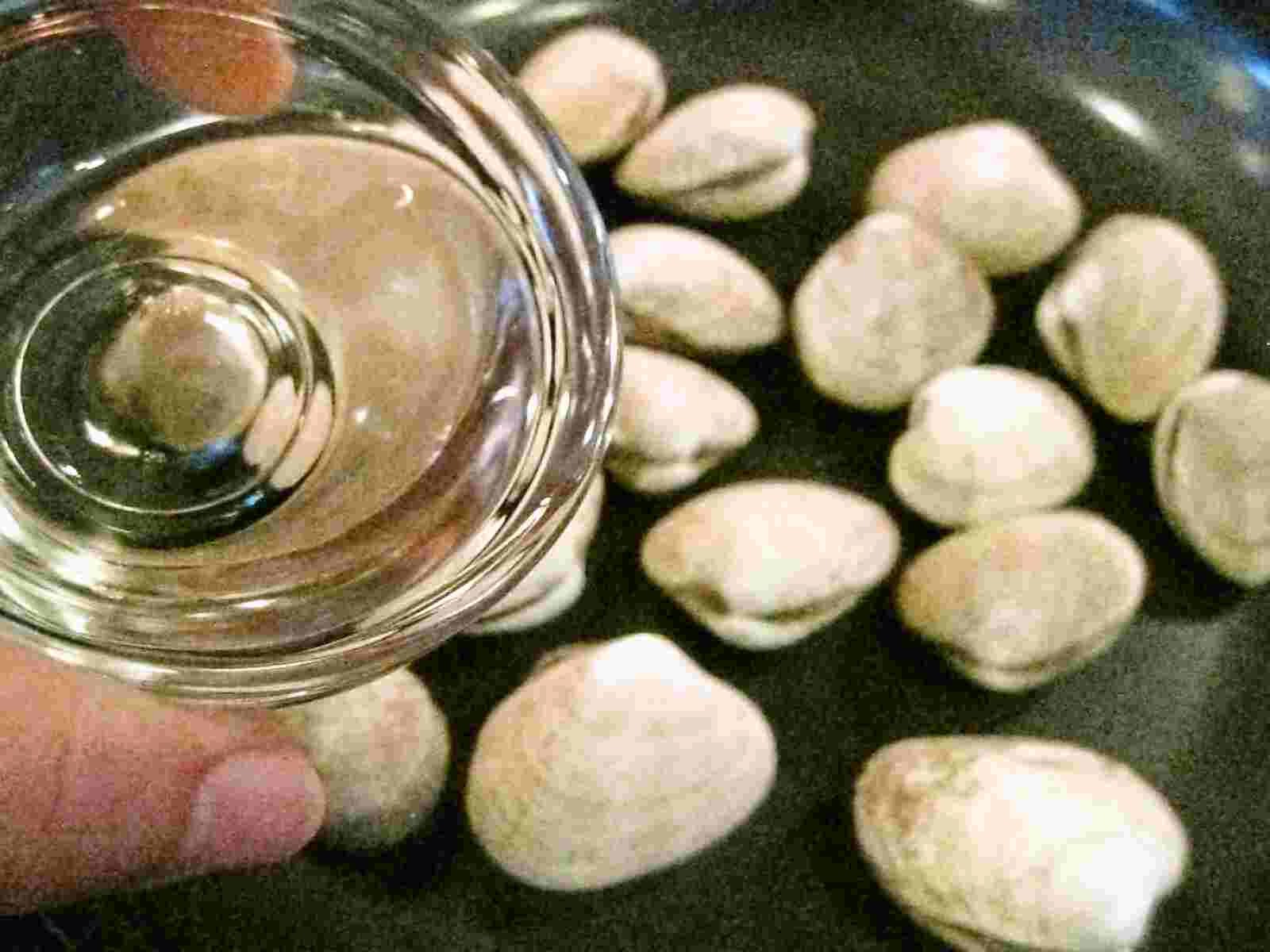 Recipes for Tom: Asari no sakamushi / steamed clams with sake