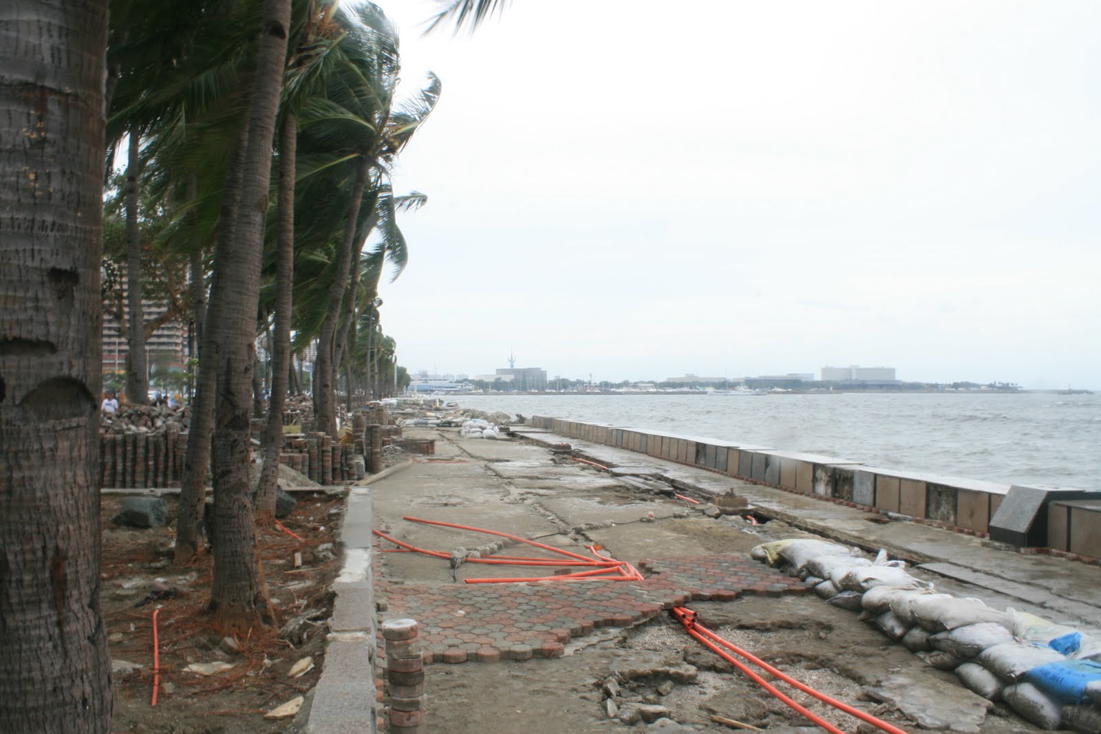 Chronicles of a Traveller: Baywalk (Manila Bay) after typhoon Pedring
