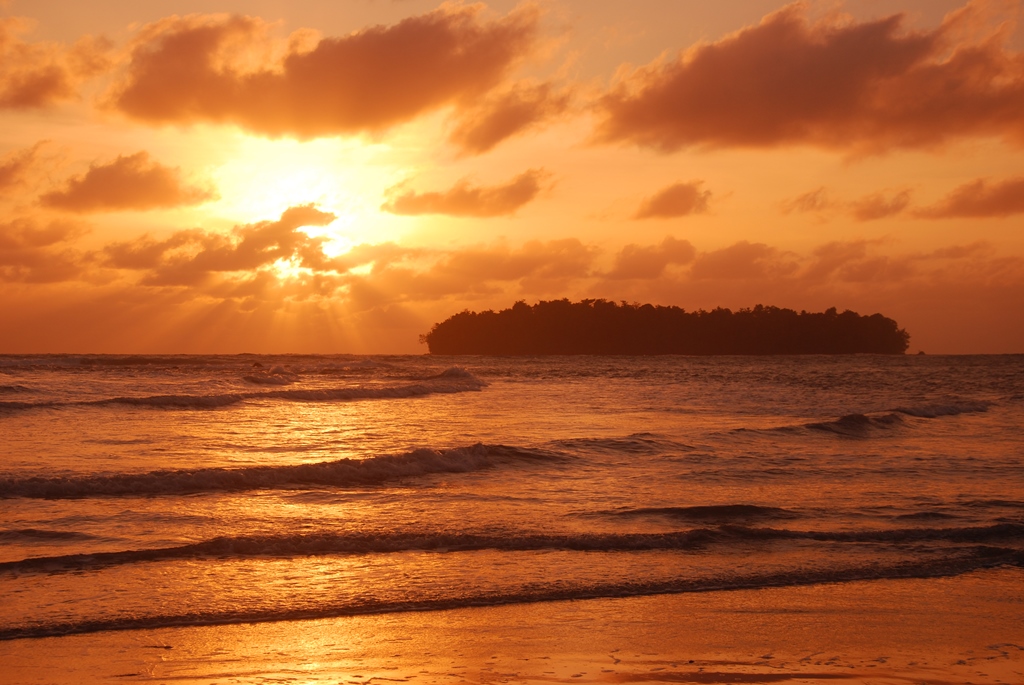 Sepasang Sepatu Hidup: Eksotisnya Sunset di Pantai Lobbo Talaud ...