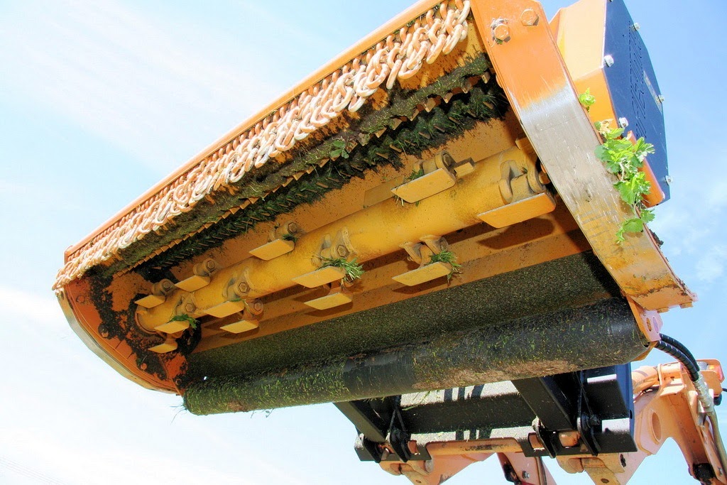 Miniincarcator pe senile Bobcat T200 cu tocator mulcer forestier