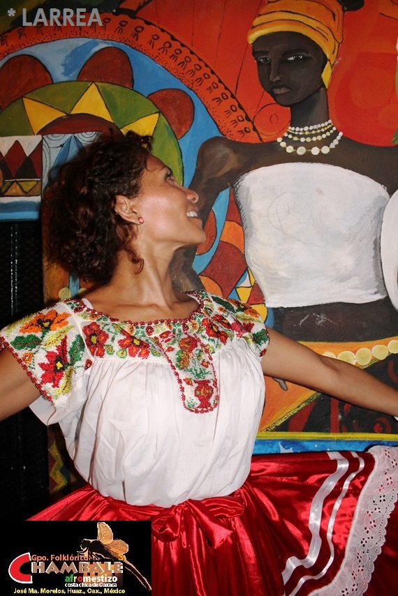 GRUPO FOLKLORICO CHAMBALÉ: PRESENTANDO EL TRAJE DE PINOTEPA NACIONAL