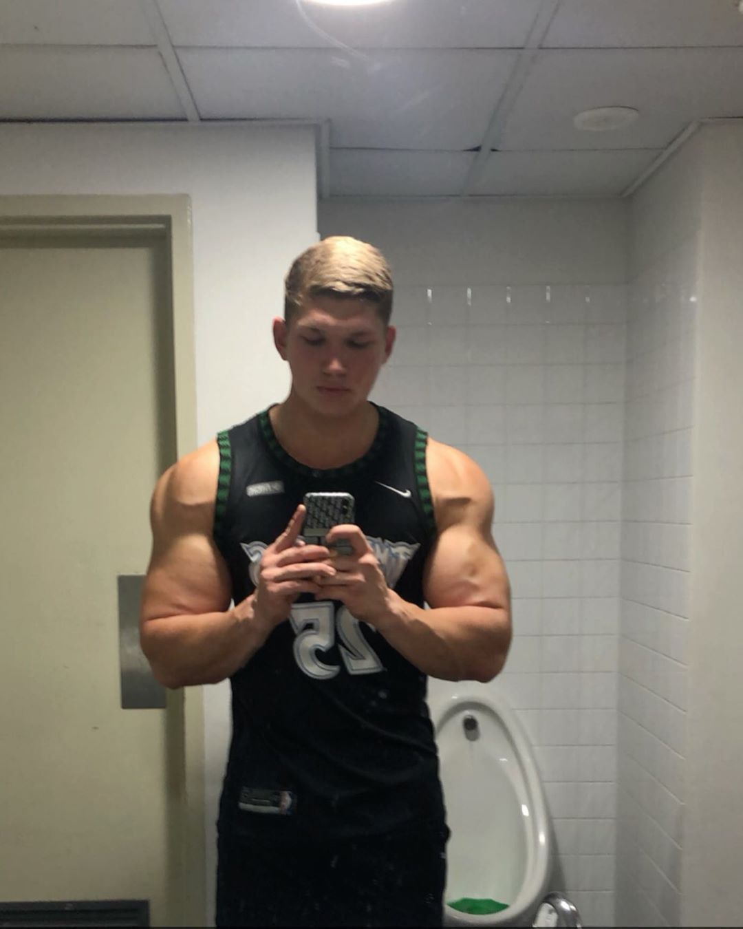 the beauty of male muscle: August 2019