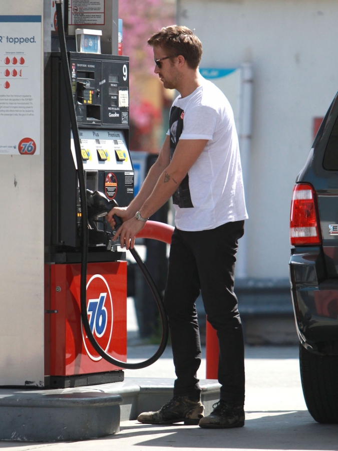 VJBrendan.com: Ryan Gosling Fills Up His Tank