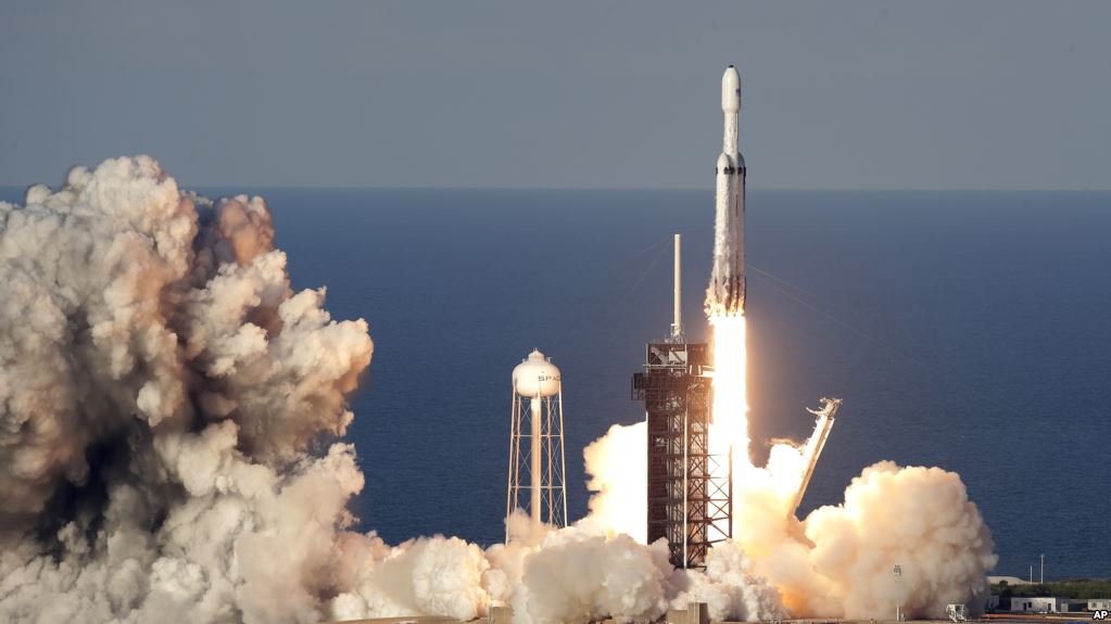 EE.UU: Cohete Falcon Heavy de SpaceX fue lanzado en su primera misión ...