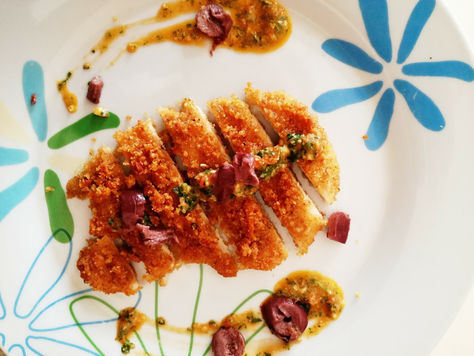 Petto di pollo impanato agli aromi con salsa di rucola, pomodoro ed ...