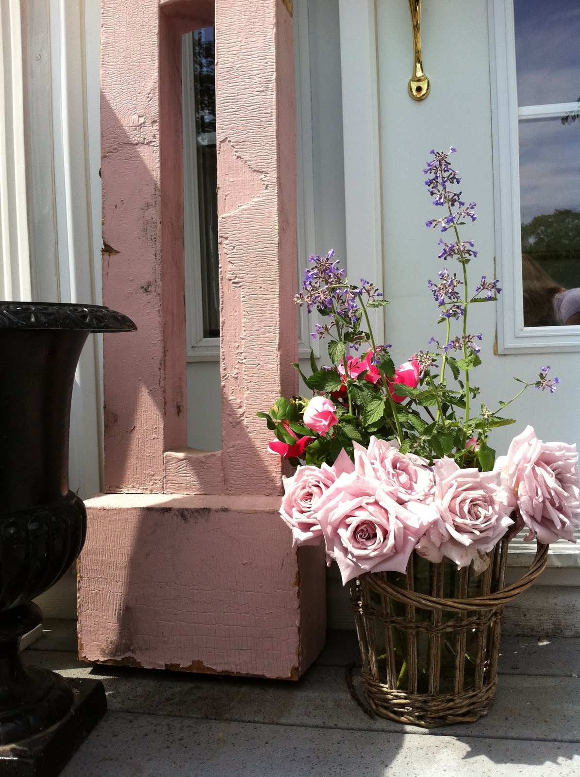 Peastone: pink pillars and purple roses