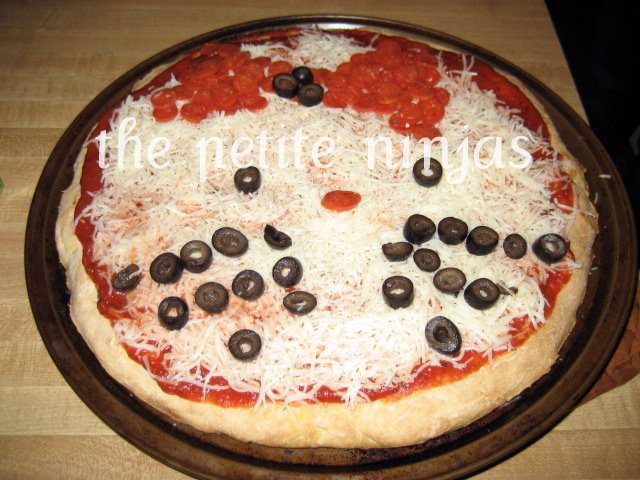 the petite ninjas: FOOD: Homemade Hello Kitty Pizza