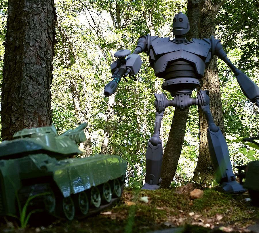 Idle Hands: Eye Candy: Mondo's Iron Giant Deluxe Action Figure