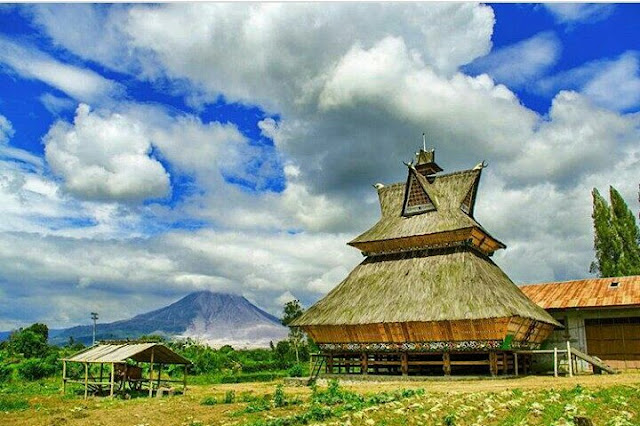 Rumah Adat Karo Siwaluh Jabu, Kacaribu, Karo - sinikita