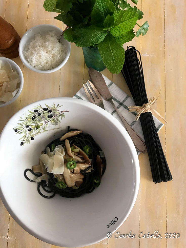 Spaghetti Nero di Sepia con Shiitake y Guindilla Verde