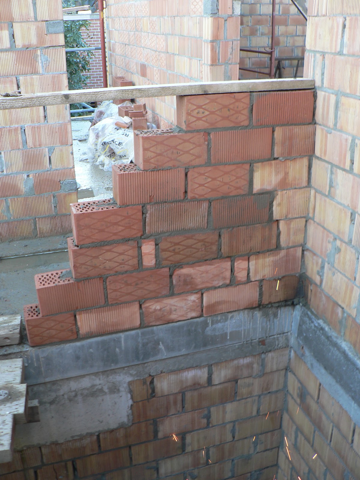 Kabouters gezocht: 27 en 28 oktober Ontkisten trap, metsen topgevel ...