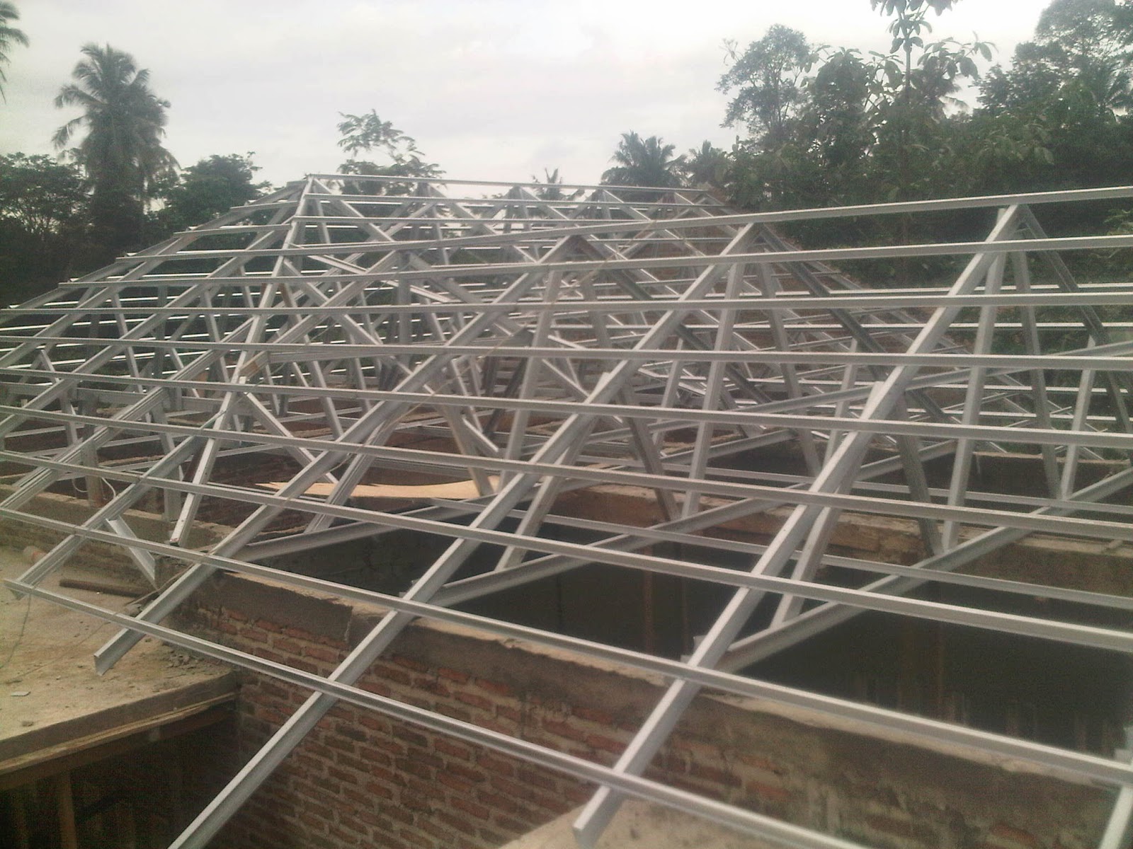 PEMASANGAN ATAP BAJA RINGAN | PRESTASINDO MANDIRI