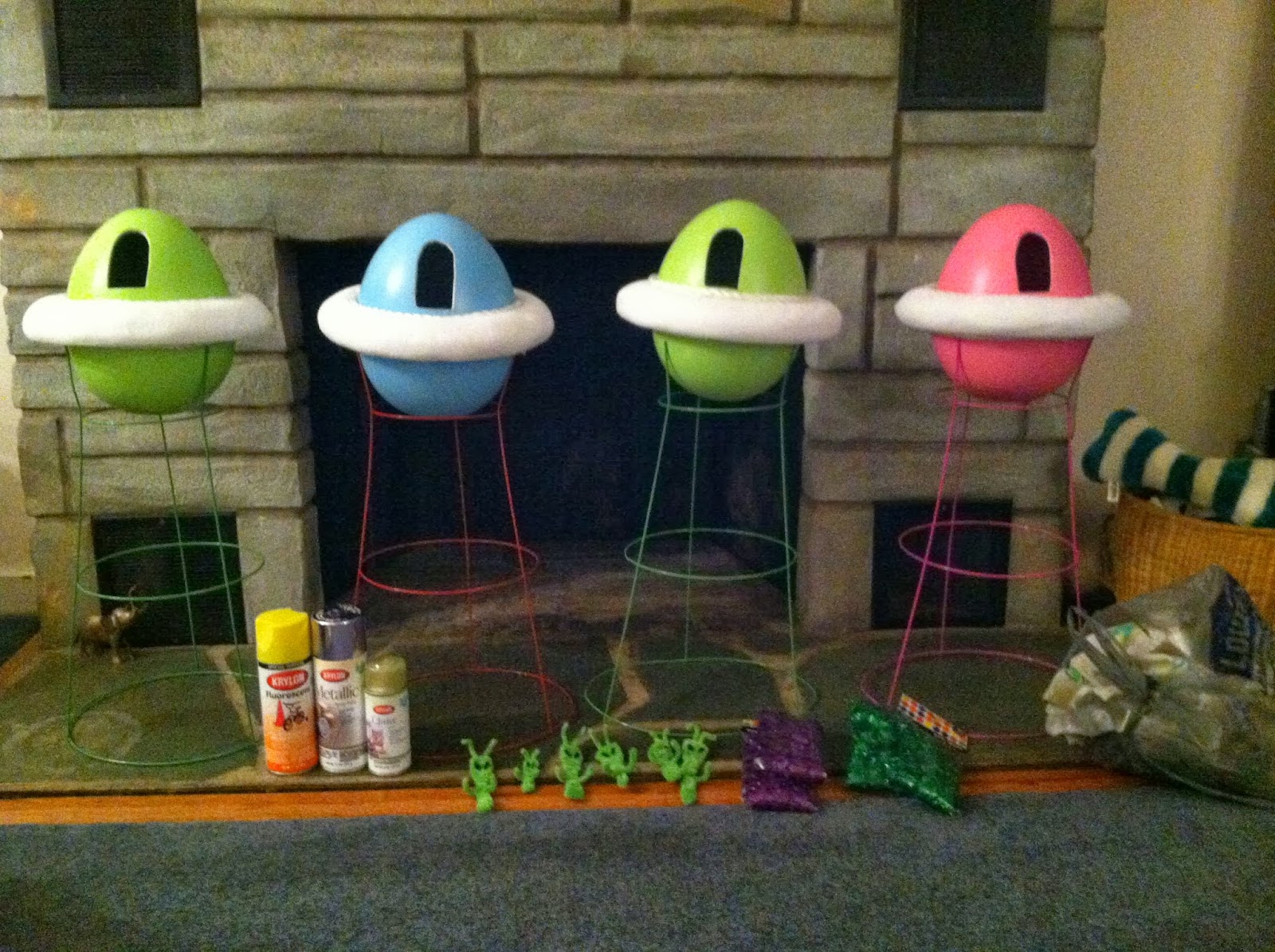 The Crafty Mom : Alien abduction DIY costume.