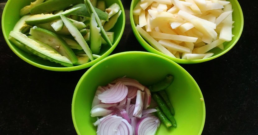 Dry Sabji of Tomato and Pointed Gourd (Aloo Parwal Ki Sukhi Sabji)