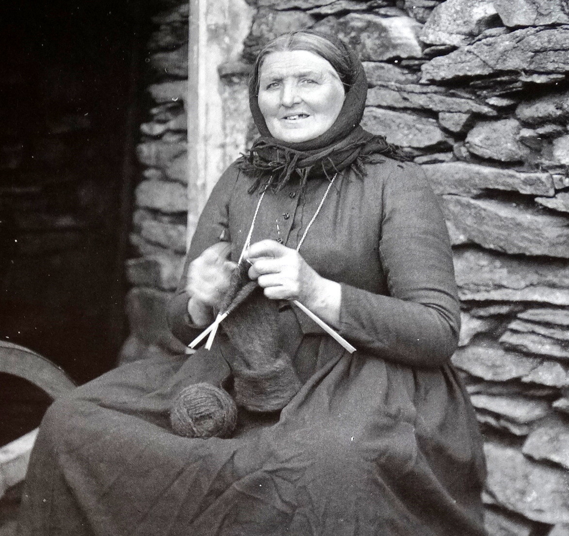 Tour Scotland: Old Photograph Island Crofter Knitting Scotland