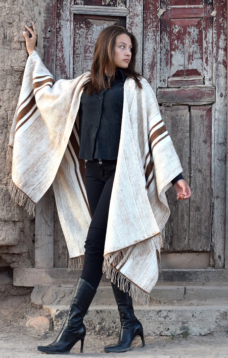 PONCHOS Y RUANAS DE LLAMA FAMILIA AVAR SARACHO