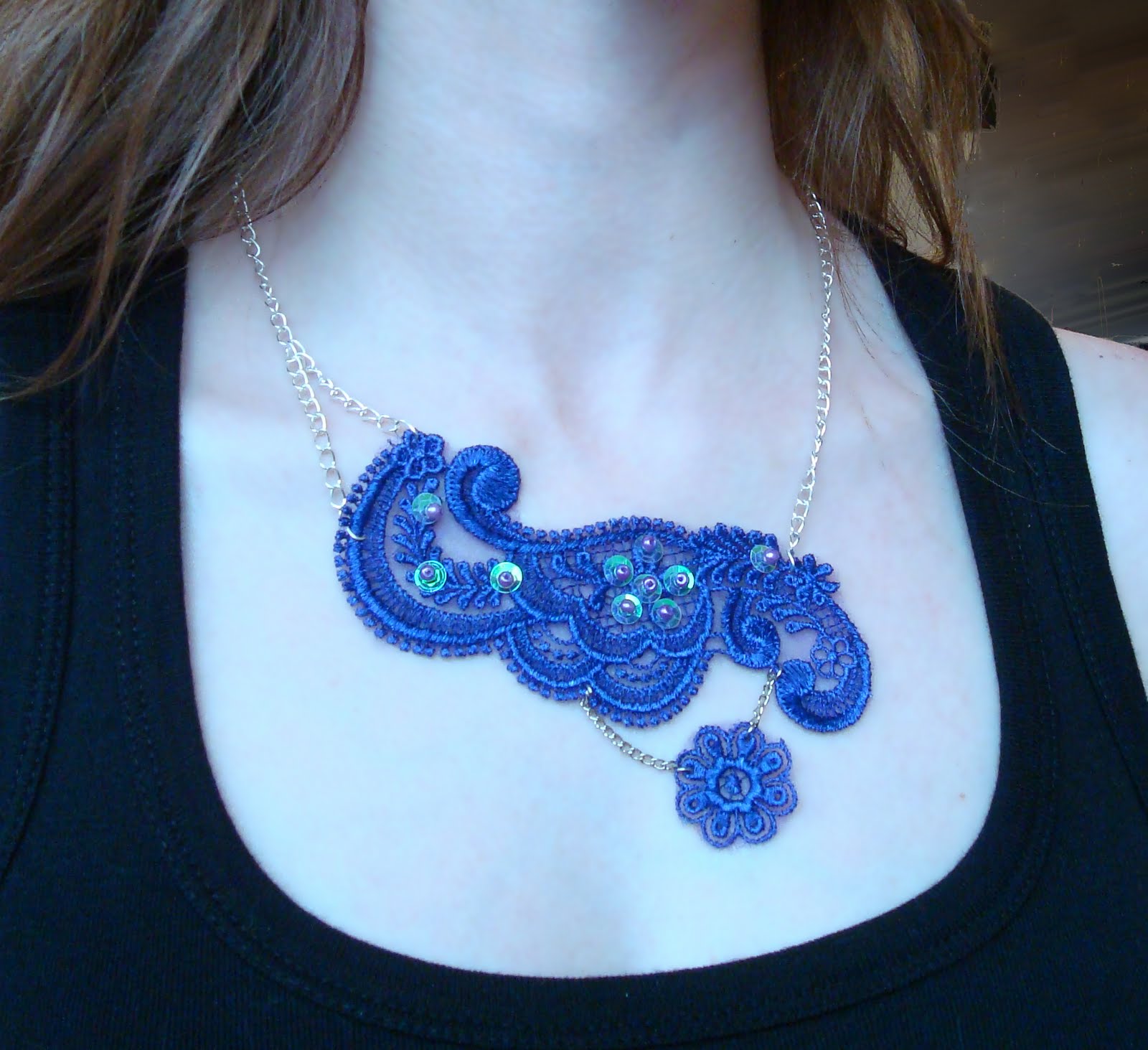 Blaue Blume Artesanía: Collar de encaje morado