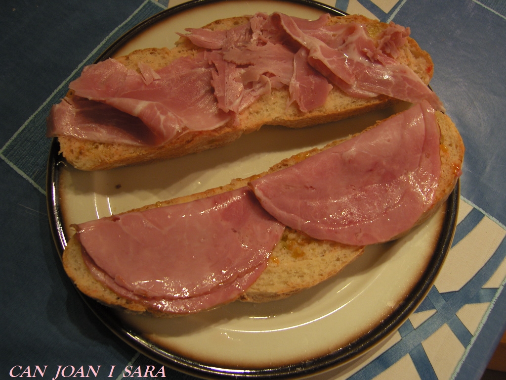 CAN JOAN I SARA: PAN CON TOMATE Y EMBUTIDO "ERRE DE VIC"