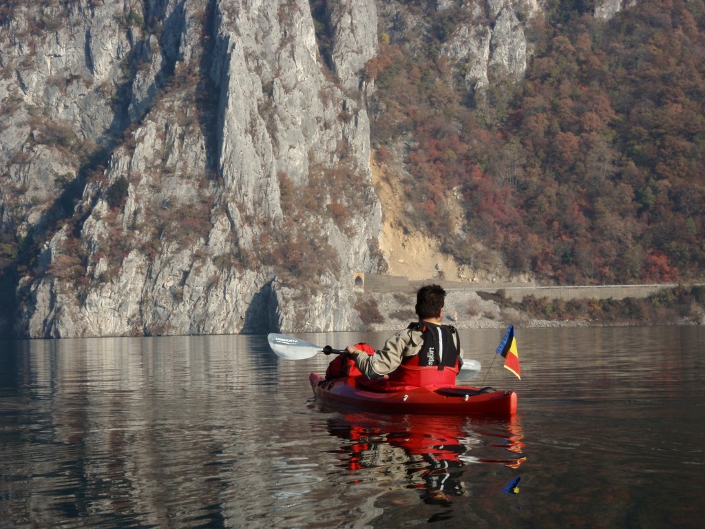 La defilare, în defileu – Romania vazuta din caiac