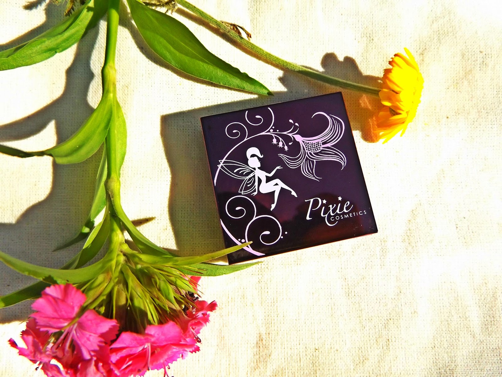 acne skin: Pixie Cosmetics » naturalny korektor pod oczy z witaminami