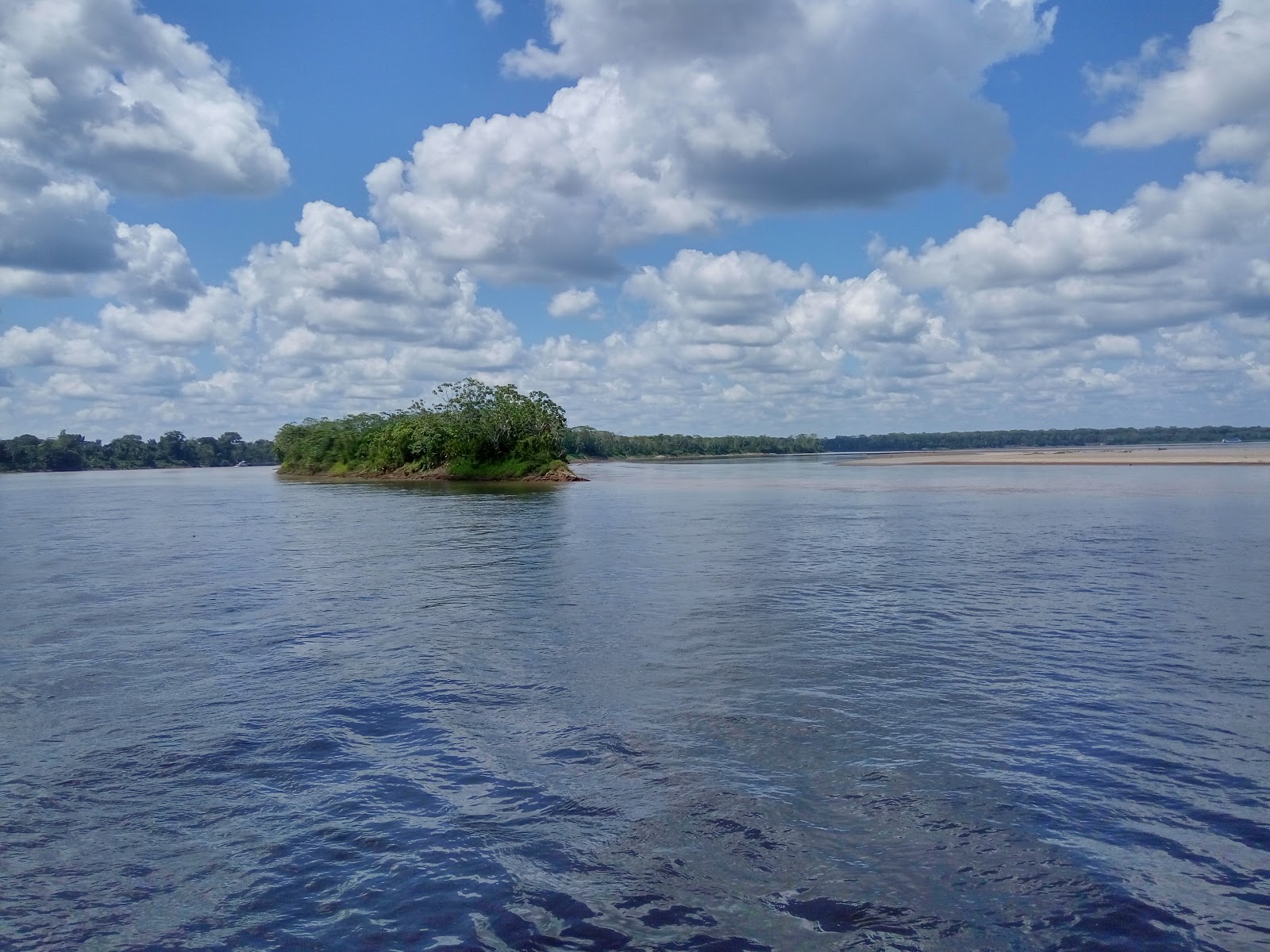 Conociendo Sudamerica: Atravesando el río Amazonas Perú