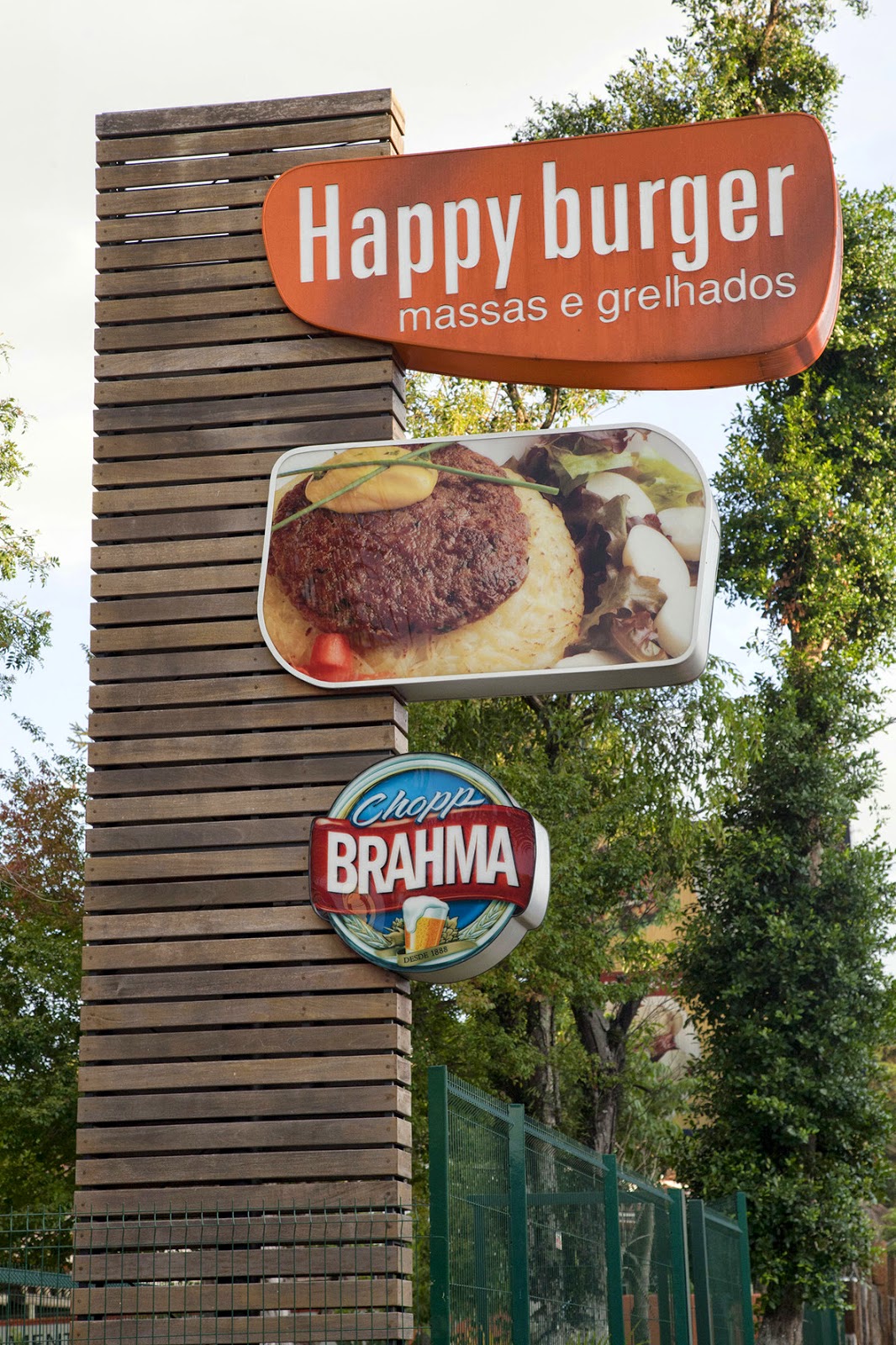 marian guimaraes emblog: Happy Burger tem cardápio em quatro línguas ...