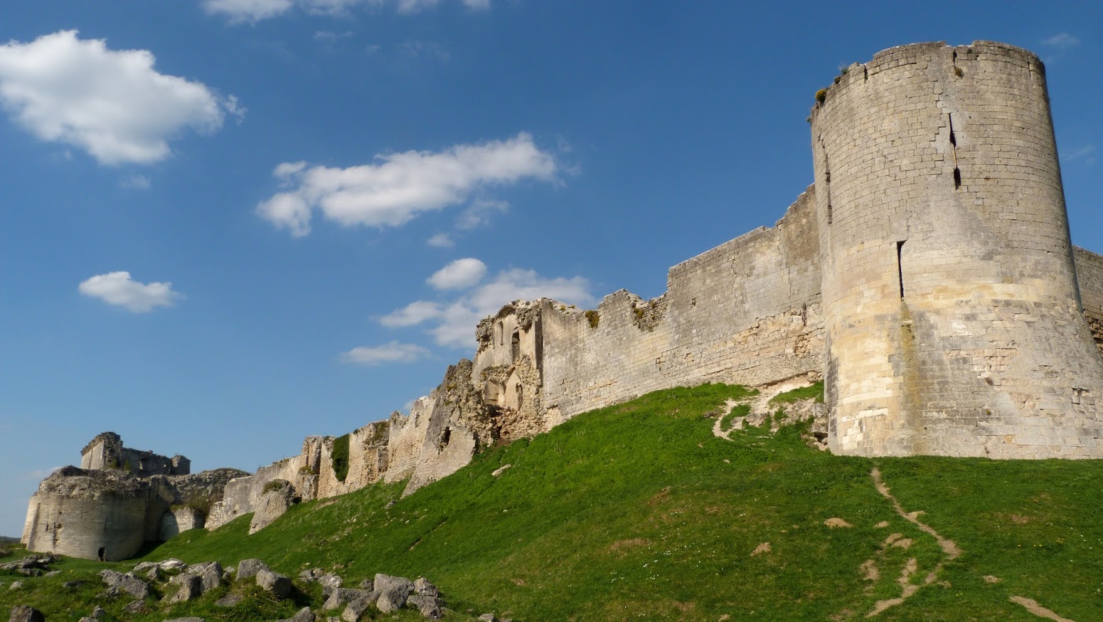 Sous un ciel brouillé: Enguerrand III, Seigneur du château de Coucy