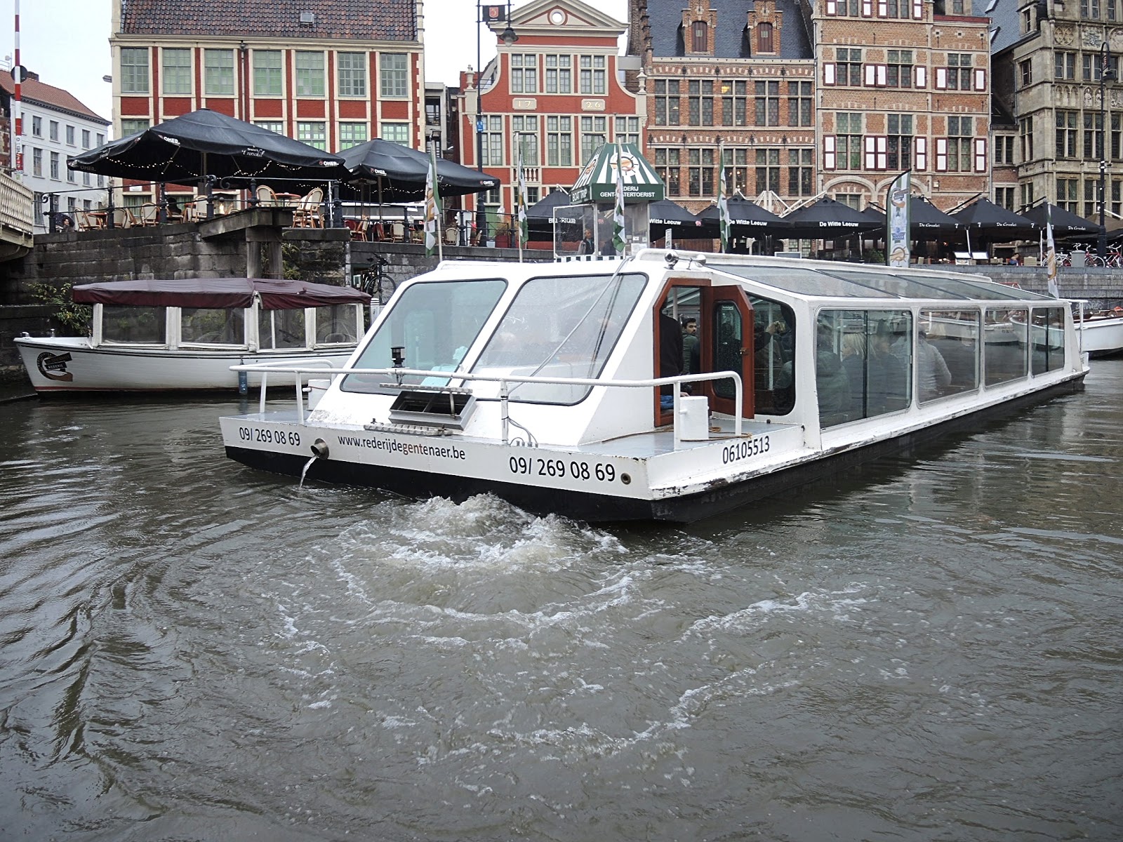 Moois van ' M(i)e': Gent: bootje varen in de regen
