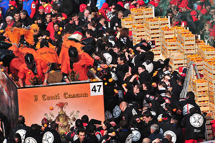 Kuweight 64: BATTLE OF ORANGES 2012 - ORANGE THROWING FESTIVAL IN ITALY