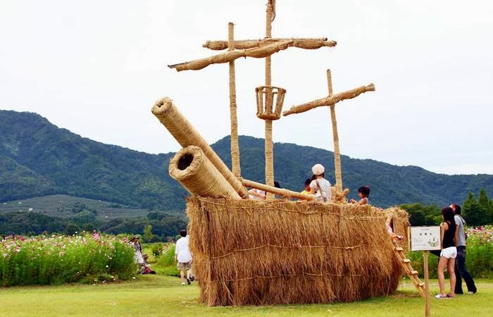 Mail2Day: Interesting Sculptures Made of Straw (14 pics)