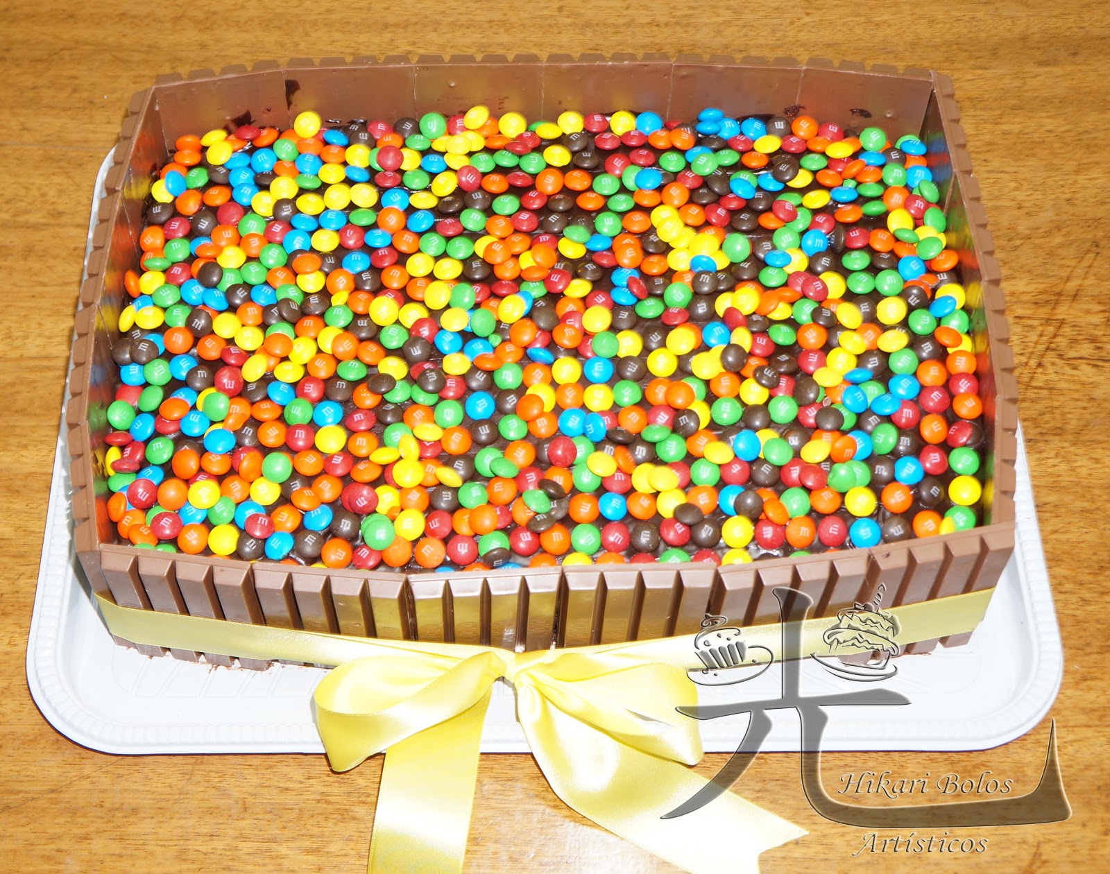 Bolo M&M/KitKat com Recheio de Ganache - Hikari Bolos Artísticos