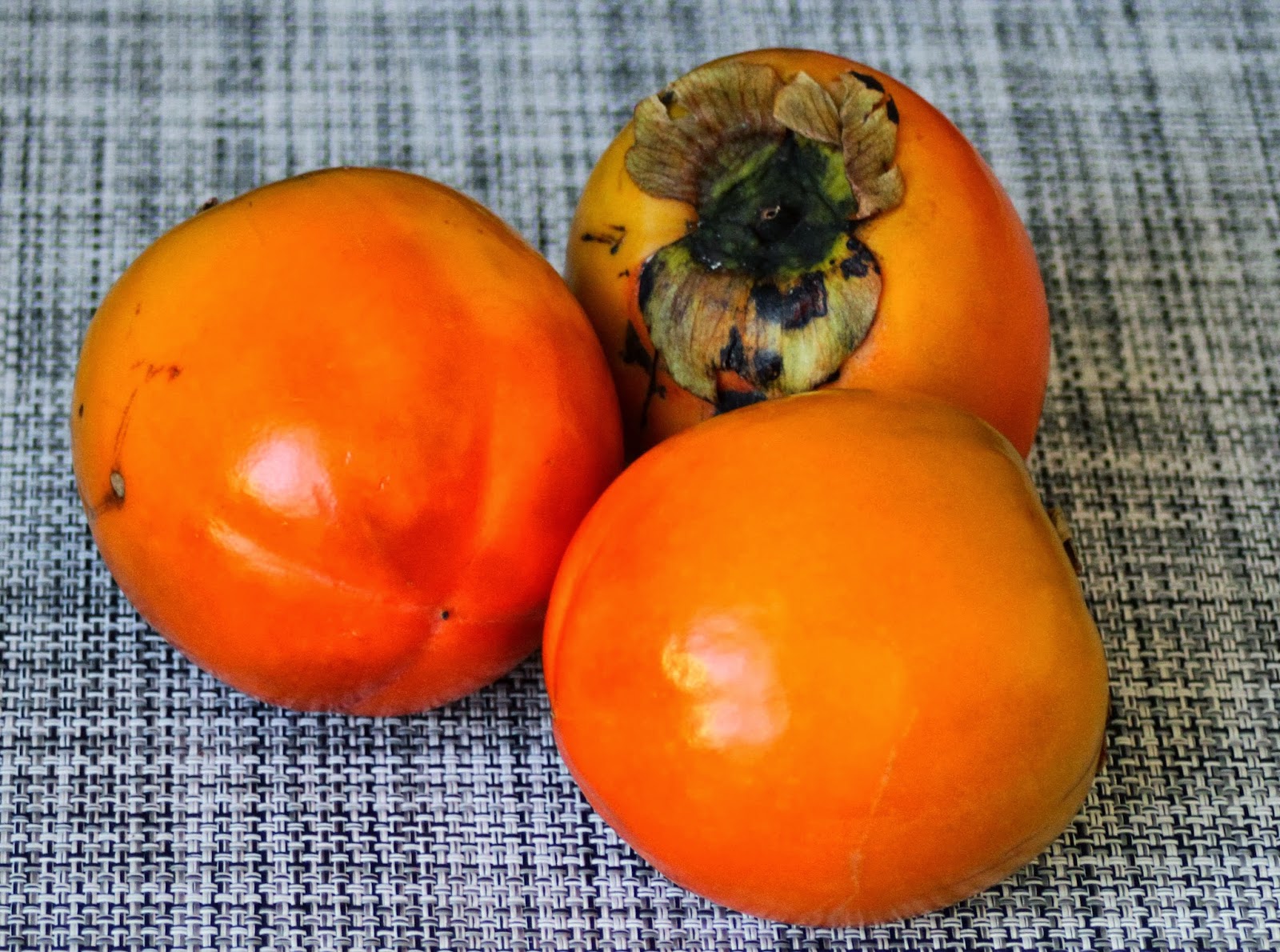 epätrendikäs ruokablogi: Persimonia ja broileria paperikääreessä