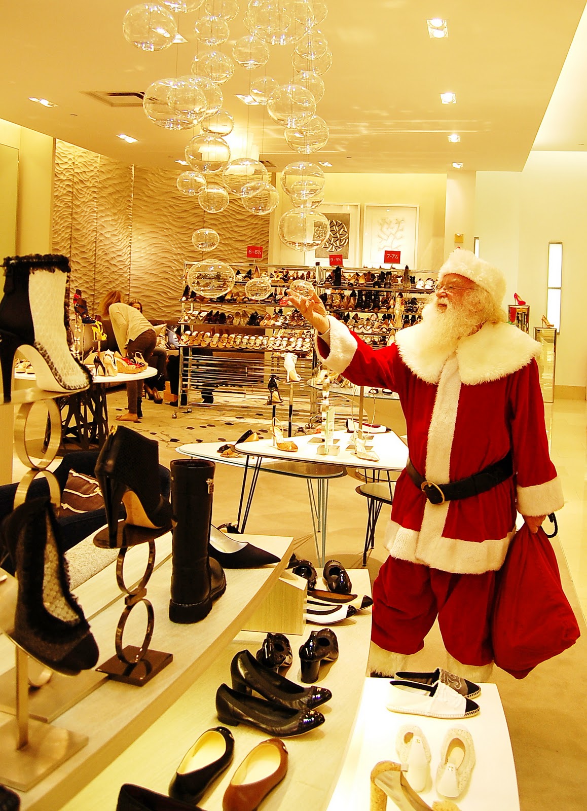 10022-SHOE Palm Desert: EVEN SANTA SHOPS FOR SHOES @ SAKS!