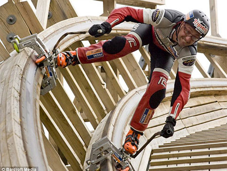 Gila main sepatu roda di atas trek roller coaster | Taman Bacaan Online
