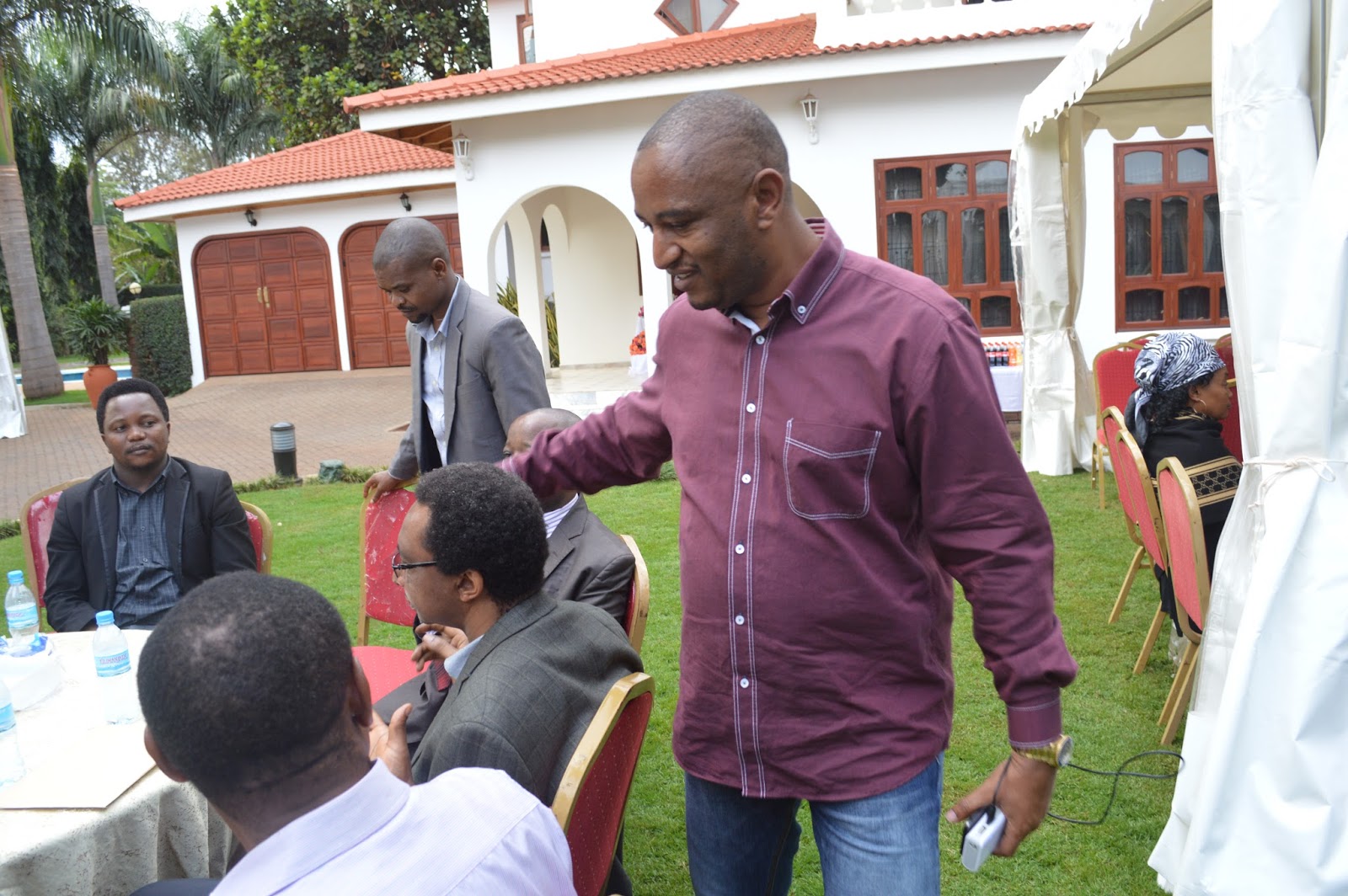 MH. DAVIS MOSHA AMFARIJI MFANYABIASHARA LASWAY KWA KUFIWA NA BABA YAKE ...